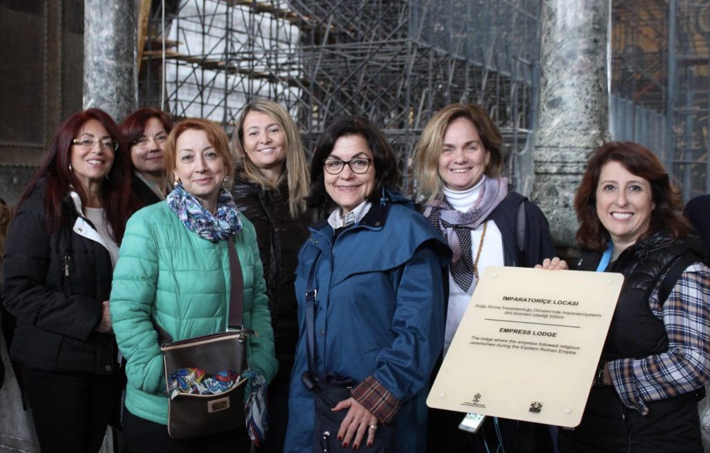 Turkijos gidė ponia Gamze Artaman – Skrendu – Naujienos